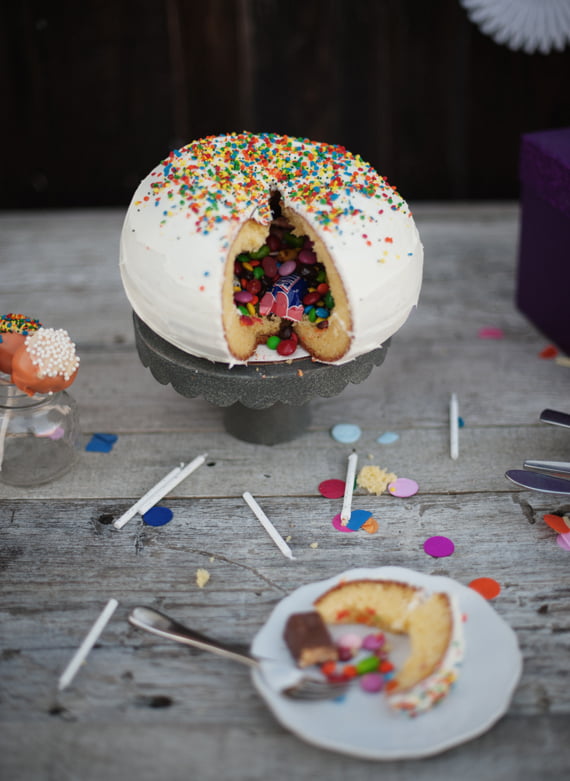 Espectacular pastel piñata para una fiesta infantil - Dale Detalles