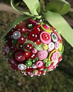 Crea increíbles decoraciones navideñas con botones - Dale Detalles